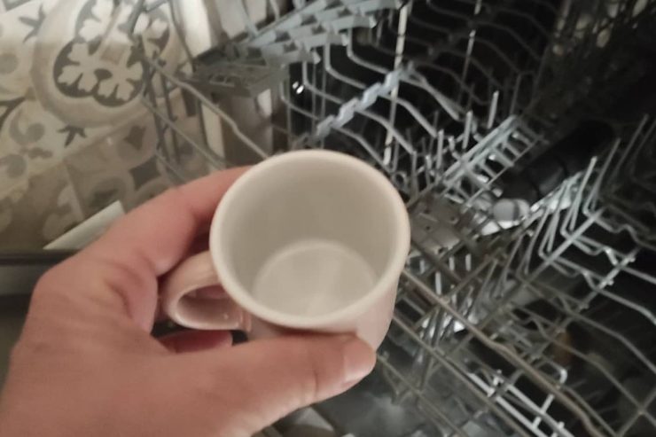 Lavavajillas limpio y fragante: ¡descubre el truco de la taza y es mágico! – trucos de la abuela